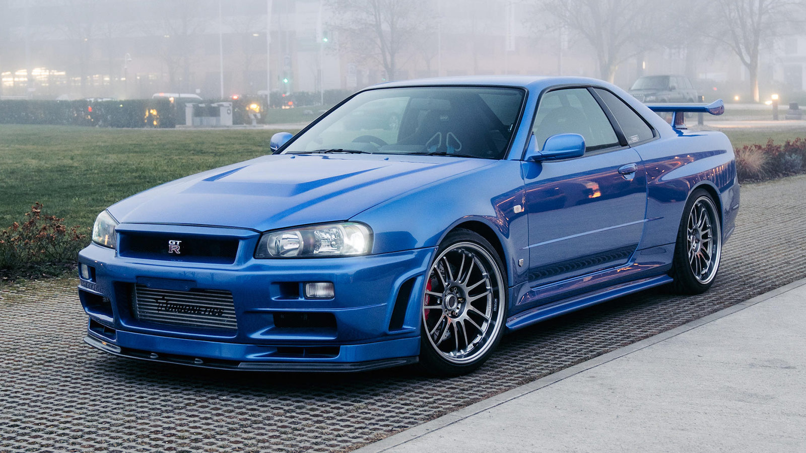 ‘분노의 질주 4’ 폴 워커가 직접 몬, 2000 닛산 스카이라인 R34 GT-R 경매 등장 - 임볼든(IMBOLDN)