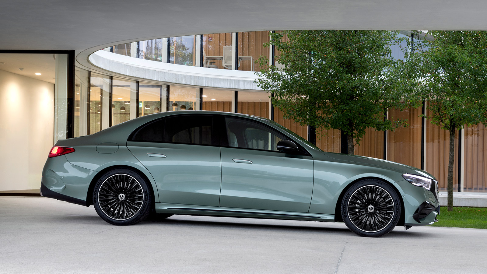 알 수 없는 풀체인지, 2024 메르세데스-벤츠 E클래스 - 임볼든(IMBOLDN)